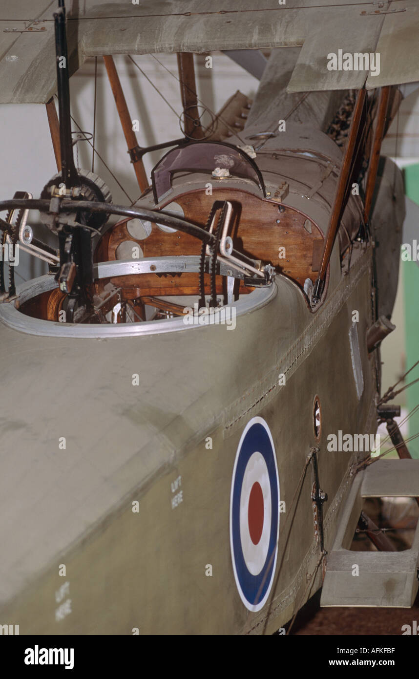 Les postes de pilotage et d'une mitrailleuse Lewis Royal Aircraft ...
