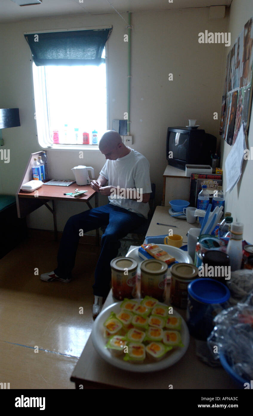 Un homme dans une cellule de prison Banque de photographies et d’images ...