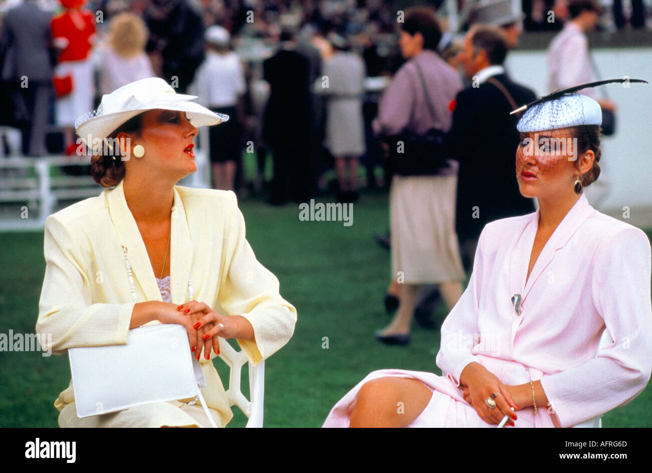 Mode des années 1980 Royaume-Uni. Ladies Day Royal Ascot épaulettes ... Mode des années 1980 Royaume-Uni. Ladies Day Royal Ascot épaulettes ...