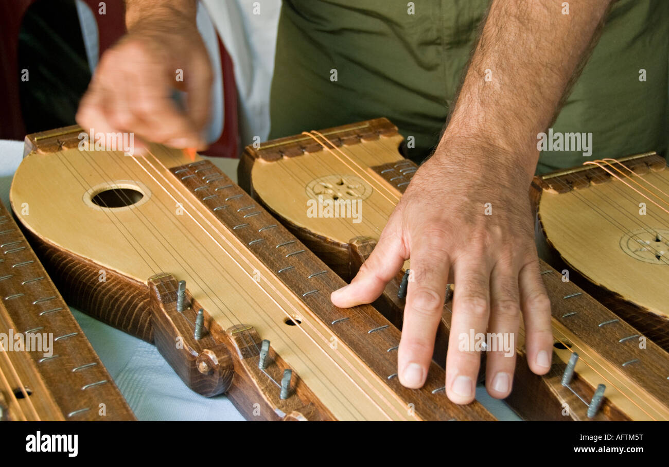 Homme jouant de la cithare Banque de photographies et d’images à haute ...