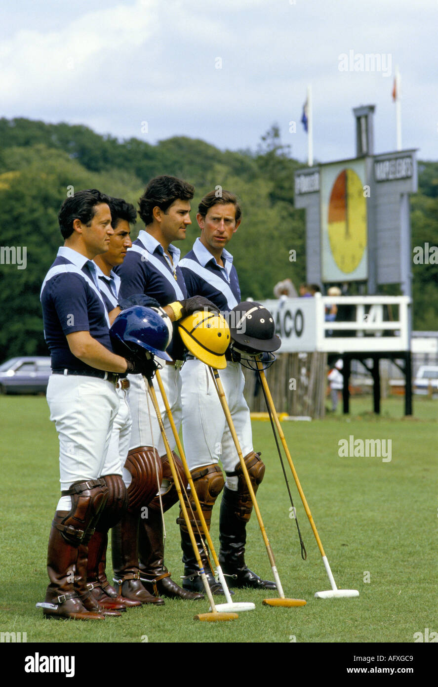 Le Prince Charles jouer au polo Il s'aligne avec les membres de l ...