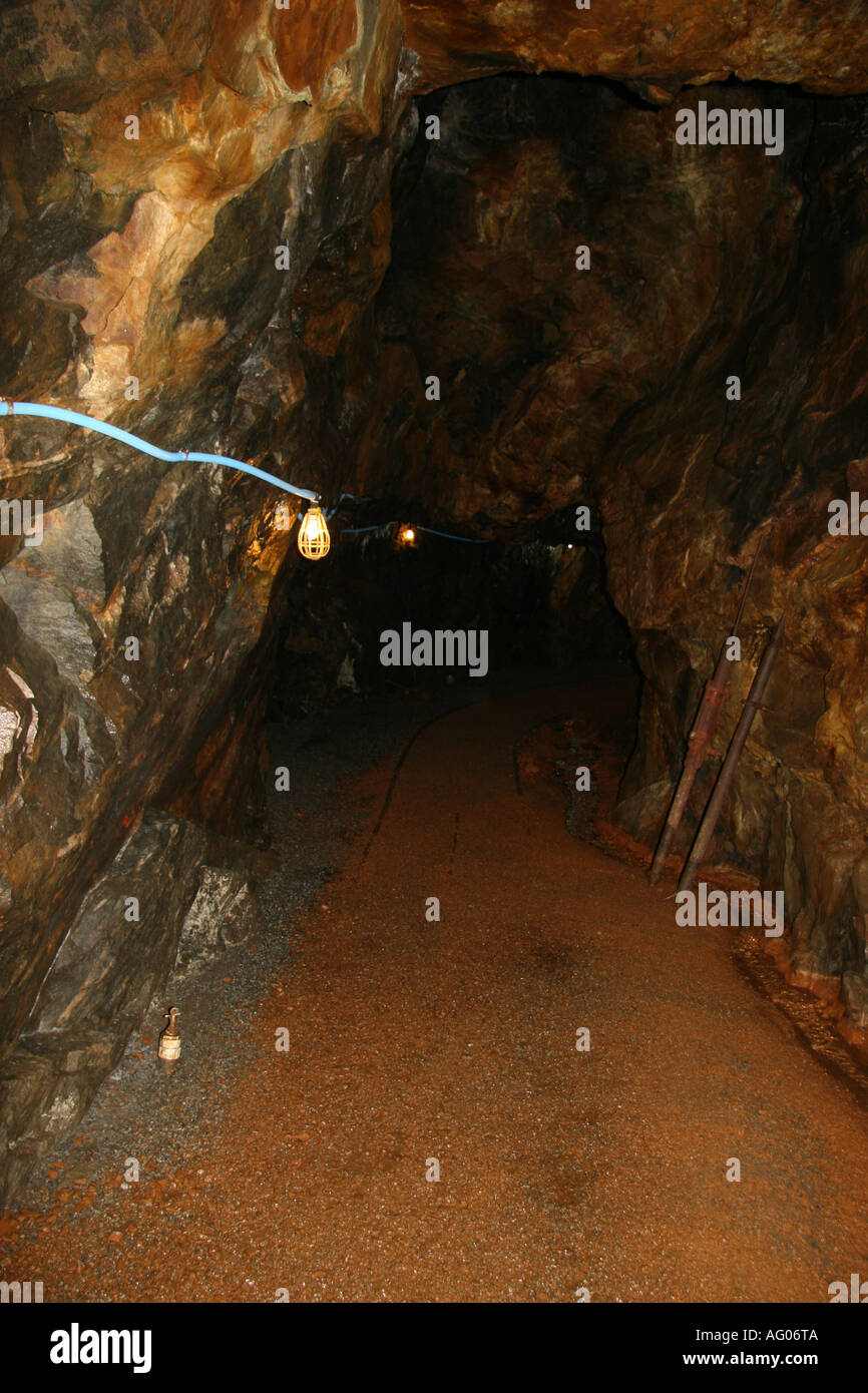 Ancien puits de mine d'or avec de vieux mur appuyés sur des exercices ...