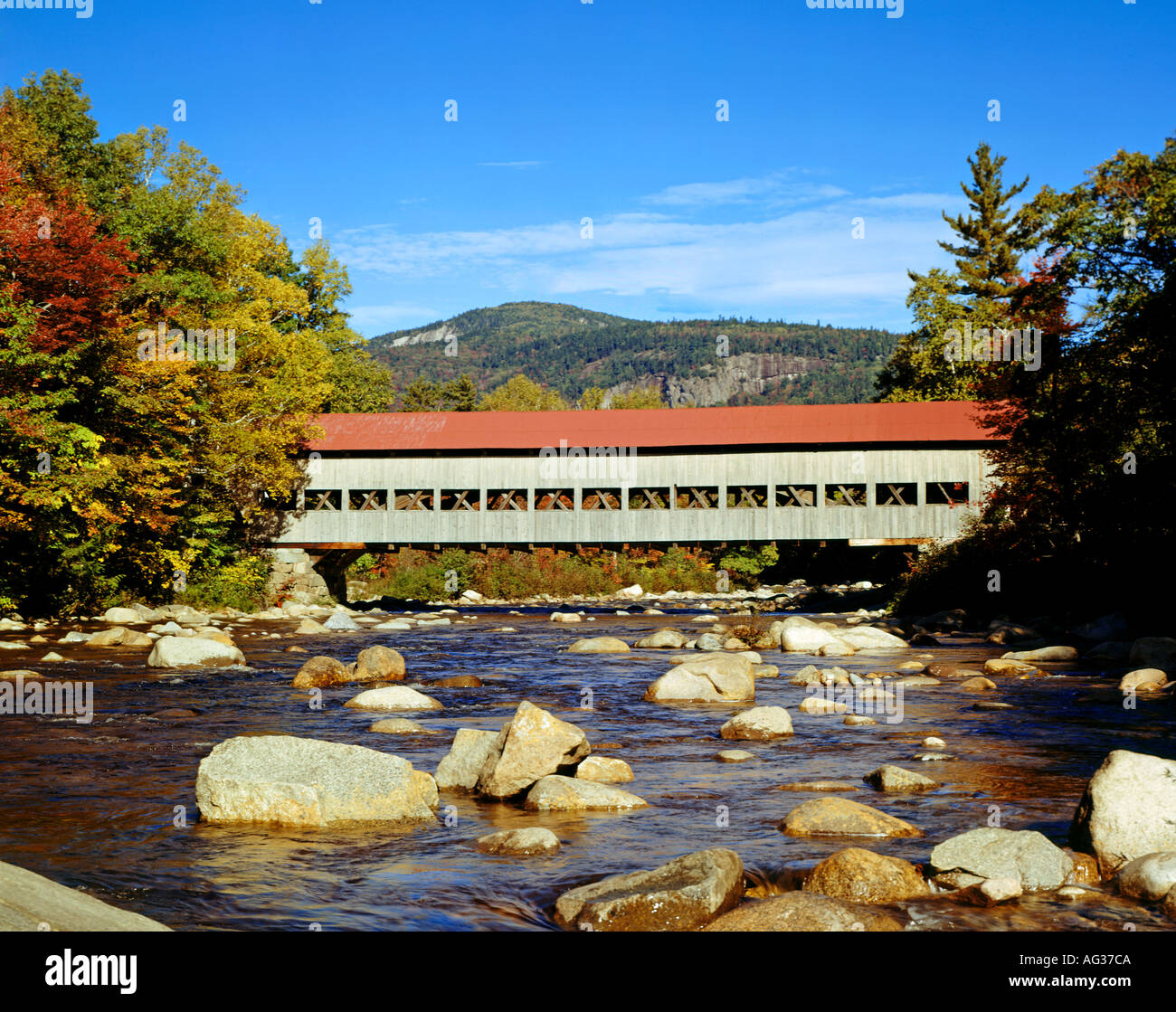 Pont couvert de swiftwater Banque de photographies et d’images à haute ...