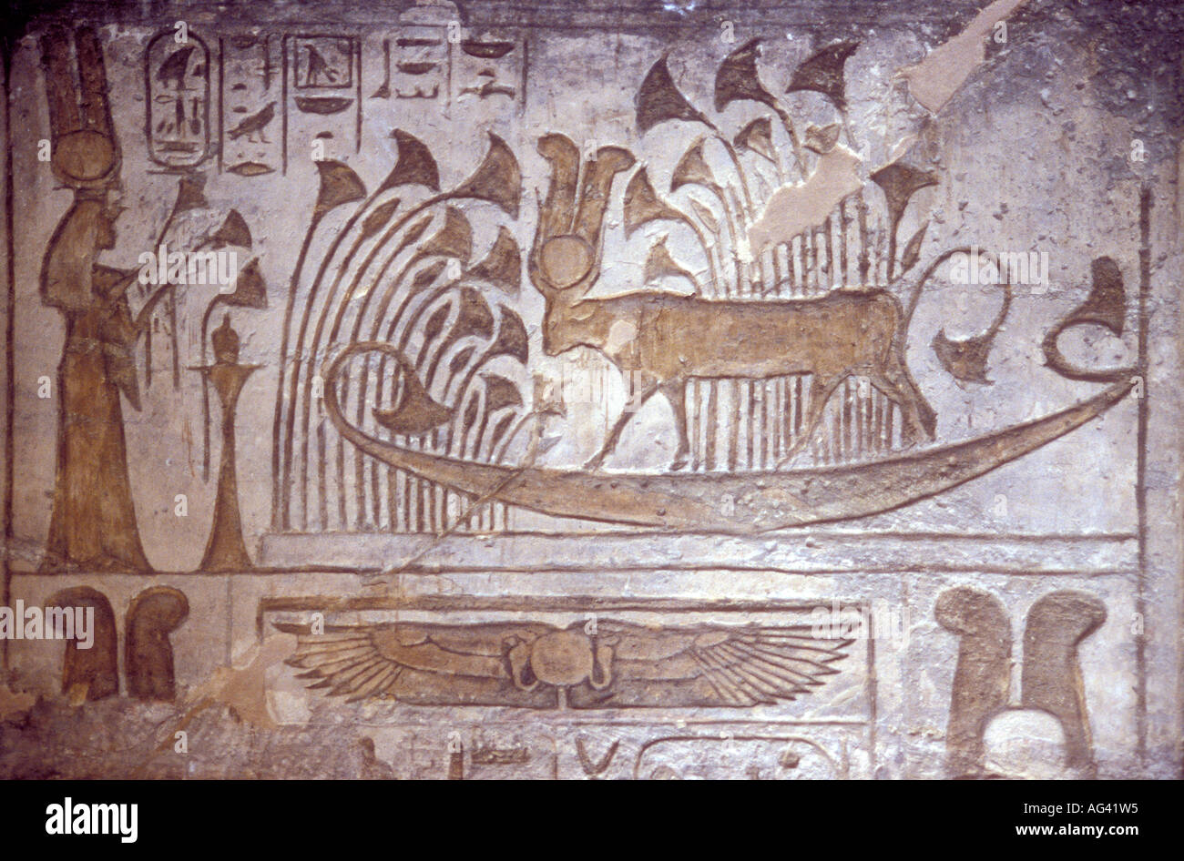 Fresques à l'intérieur du Temple de la reine Néfertiti à Abou Simbel au ...