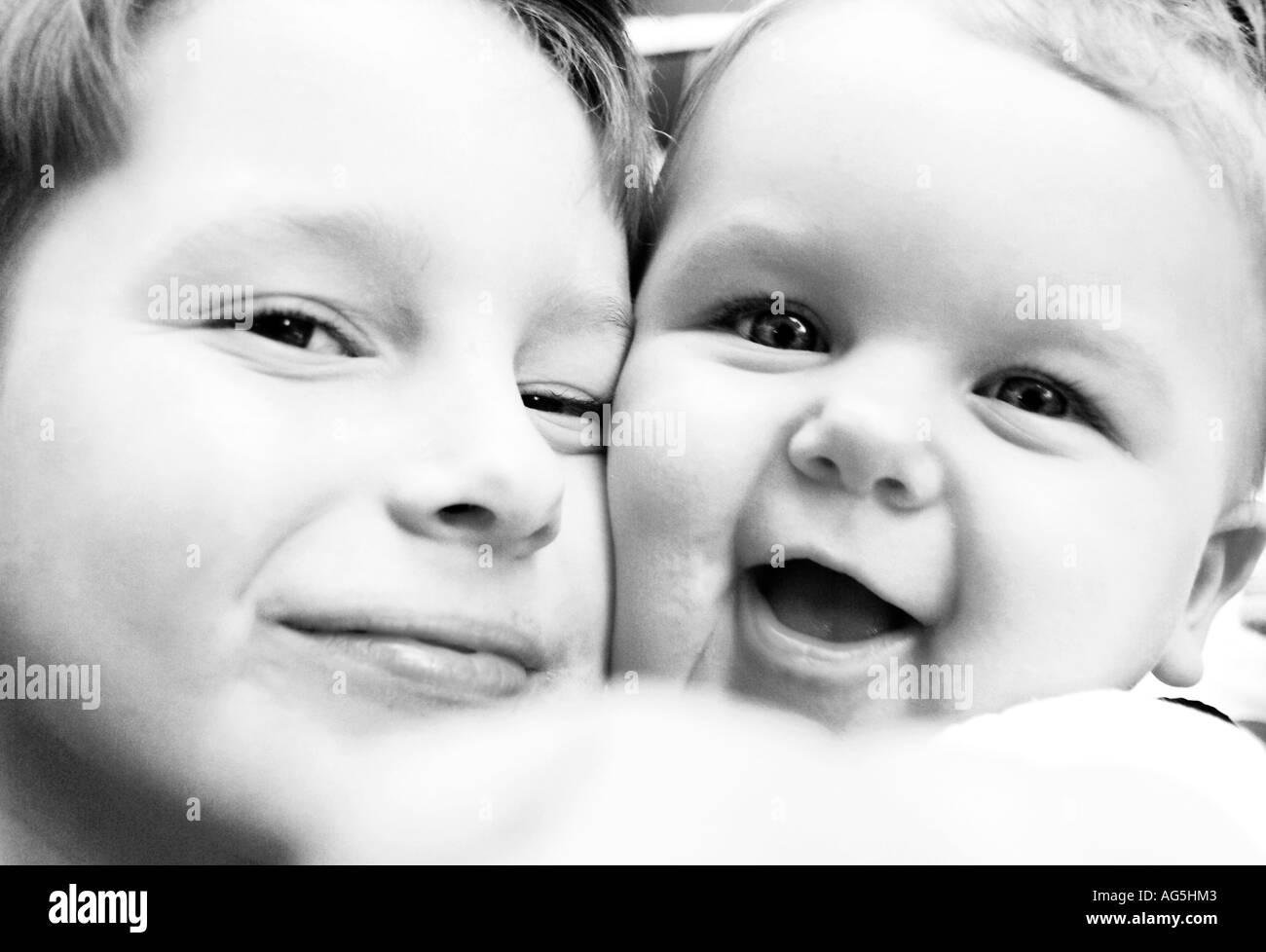 Grande soeur jeune soeur Banque d'images noir et blanc - Alamy