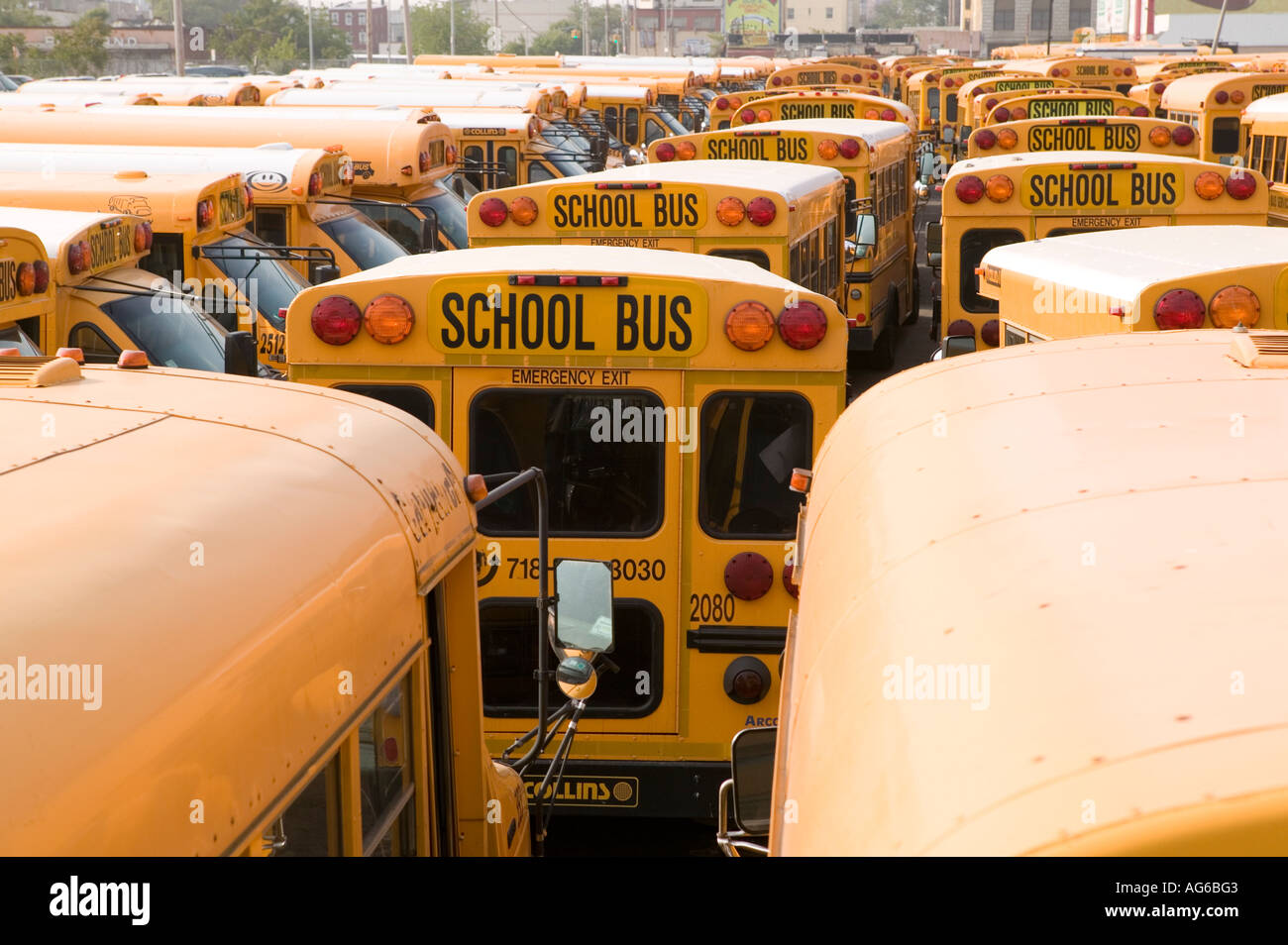 Nouveaux Bus Jaunes Banque d'image et photos - Alamy