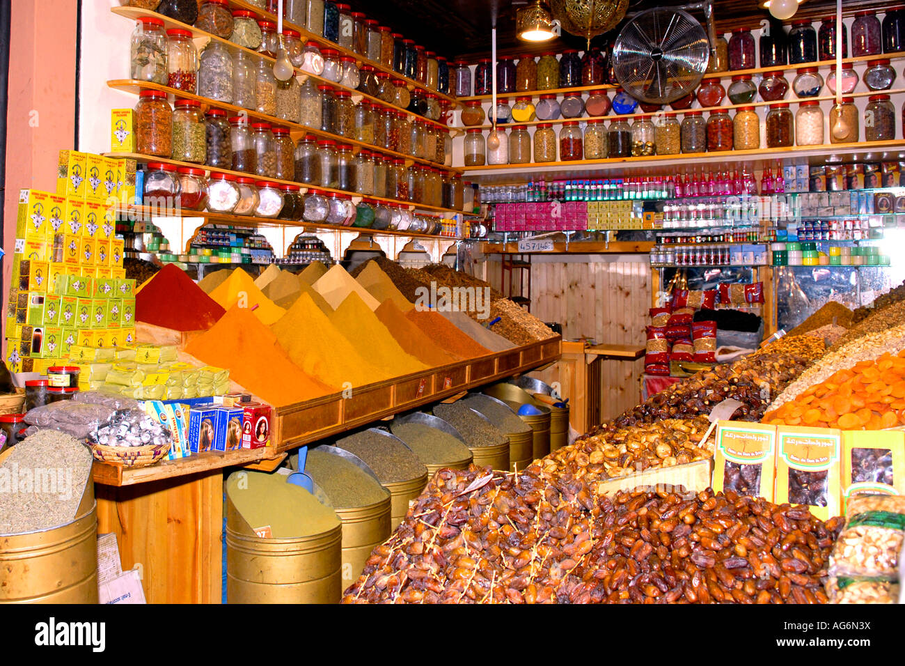 Maroc , Marrakech , Place Jemaa El Fna , Souk marocain traditionnel ...