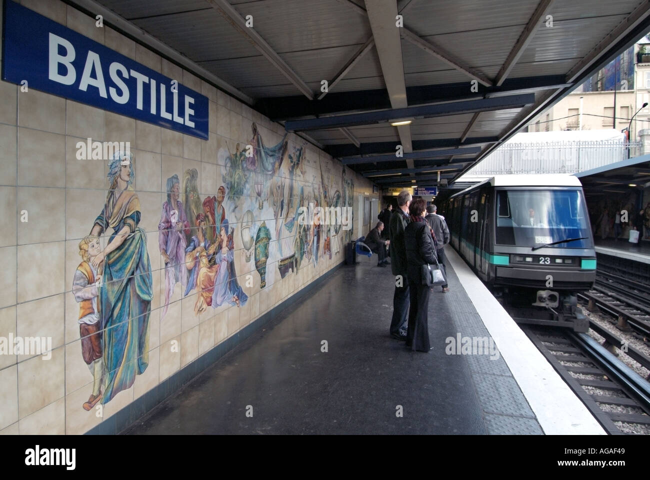 Métro Bastille Paris la station de métro les panneaux mur carrelé avec ...