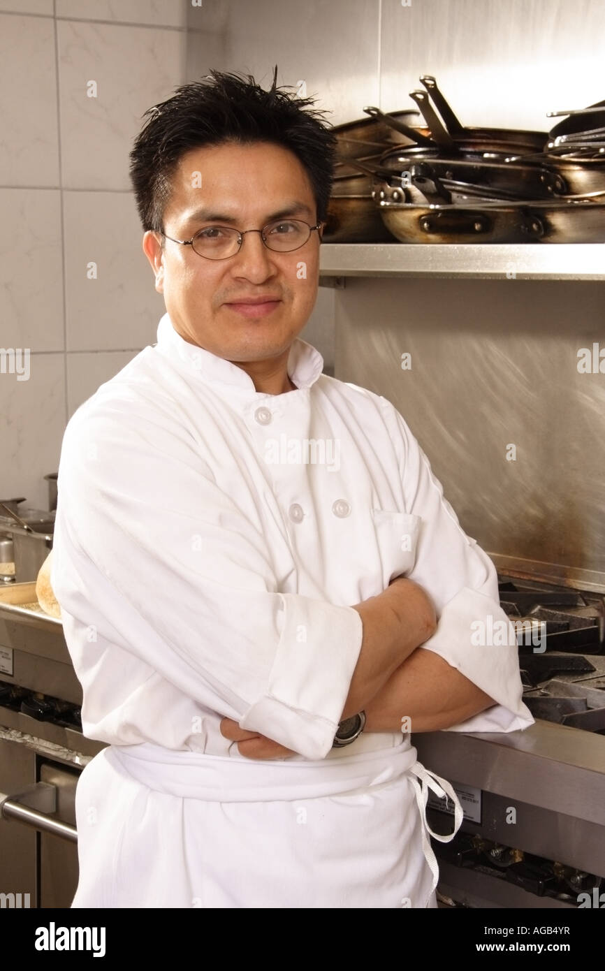 Restaurant chef poses in kitchen Banque de photographies et d’images à ...