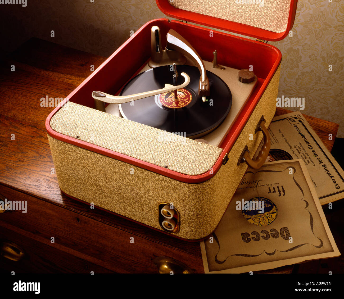 Gramophone record player Banque de photographies et d’images à haute ...