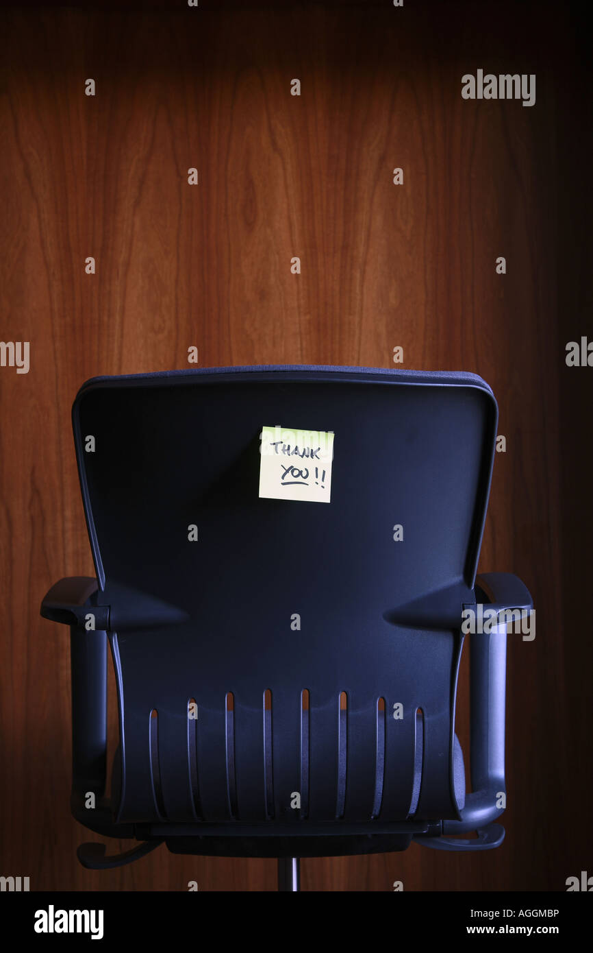 Merci écrit sur un post-it collé sur un fauteuil dans un environnement ...
