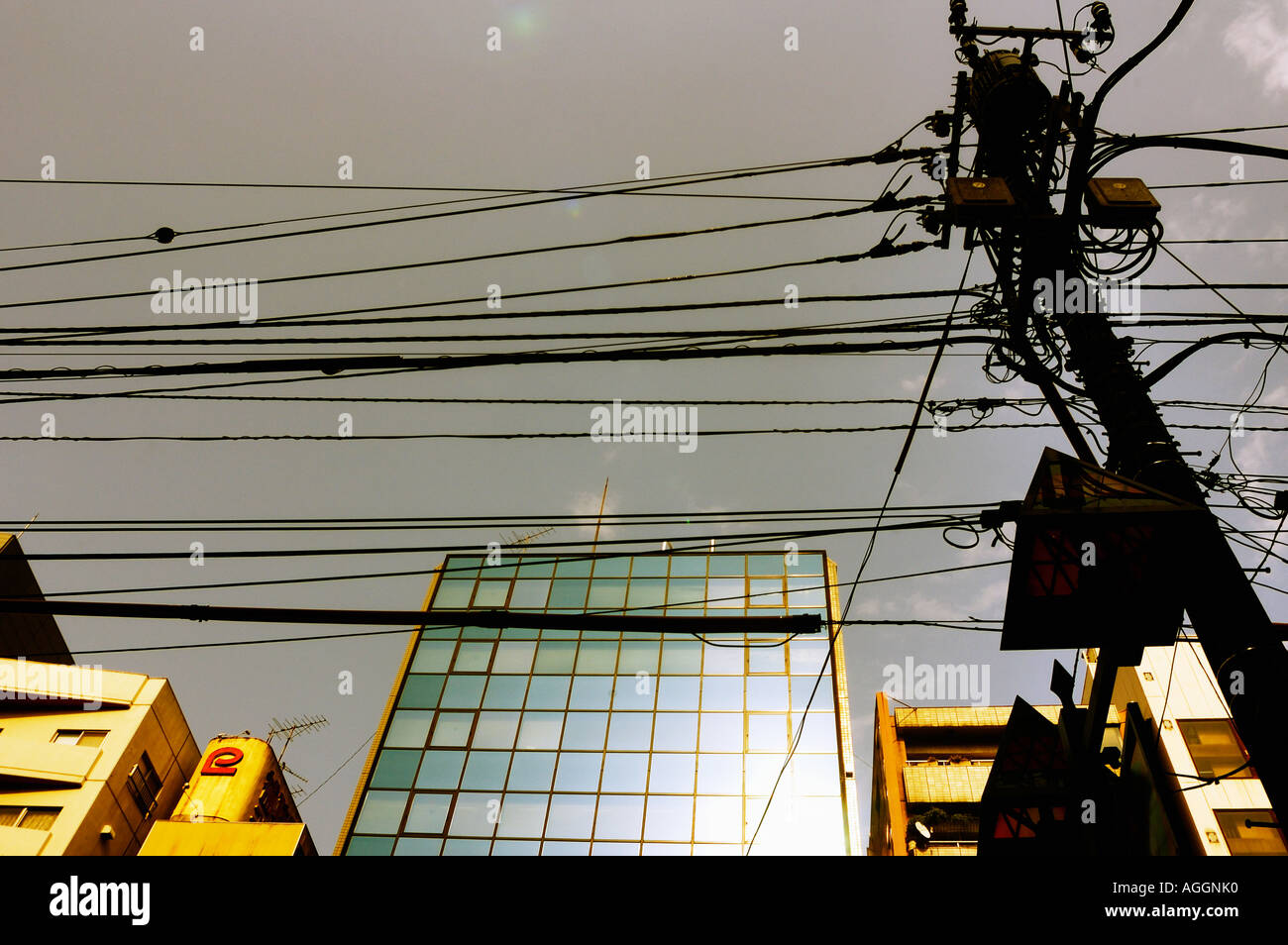 Electrical cables tokyo japan Banque de photographies et d’images à ...