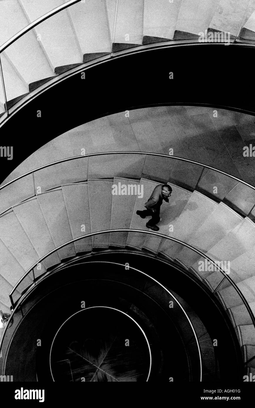 Homme qui monte les escaliers Banque d'images noir et blanc - Alamy