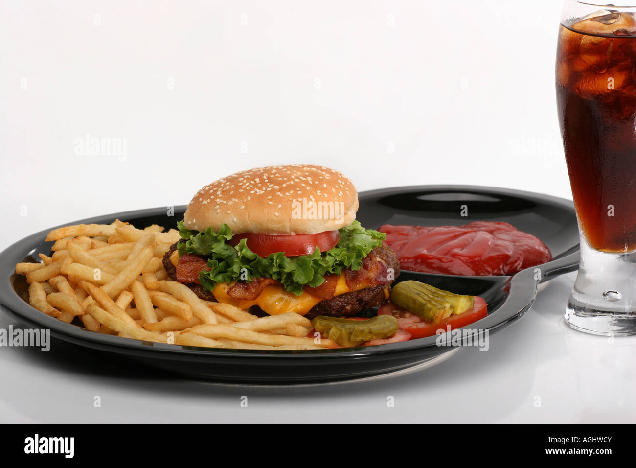 Hamburger avec des frites sur une assiette restauration rapide fraîche ...