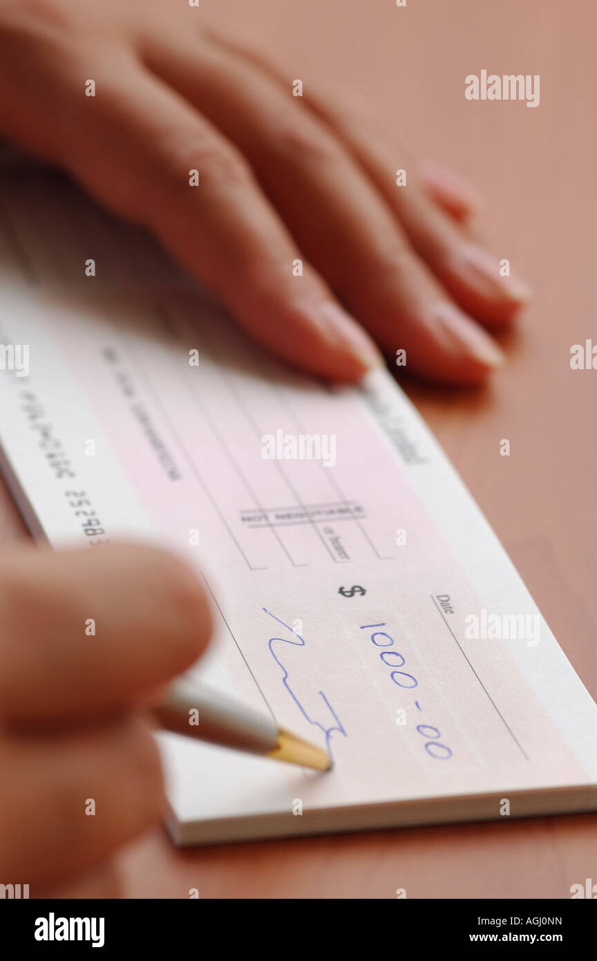 La signature d'un chèque d'argent Photo Stock - Alamy
