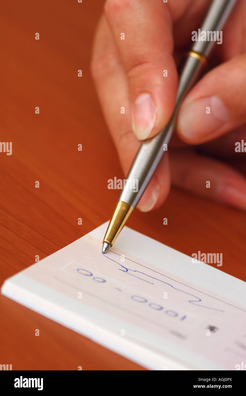 La signature d'un chèque d'argent Photo Stock - Alamy