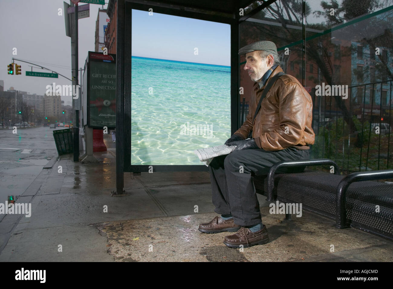 Homme Qui Attend Le Bus Banque d'image et photos - Alamy