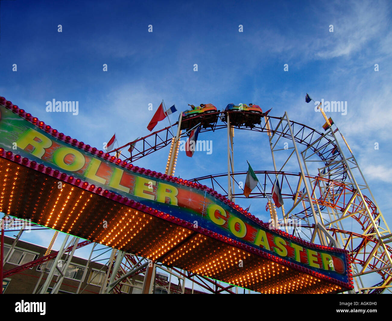 Roller Coaster montagnes russes sur le champ de foire dans la foire ...