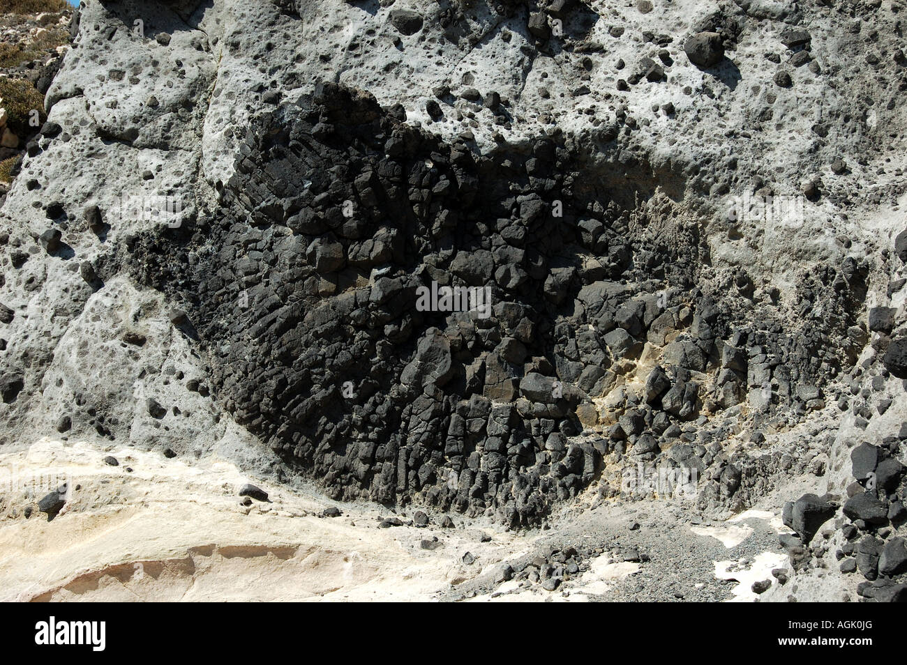 Un bloc de roche volcanique avec fractures rayonnants intégrés dans les ...