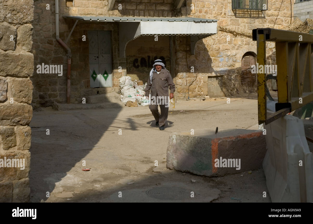 Hébron Israël grotte de Machpela palestinien sortant de la mosquée de ...