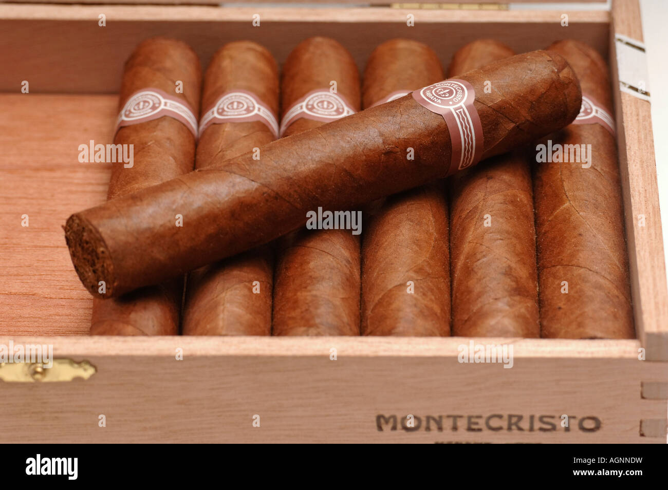 Cigar cuba cuban montecristo Banque de photographies et d’images à ...