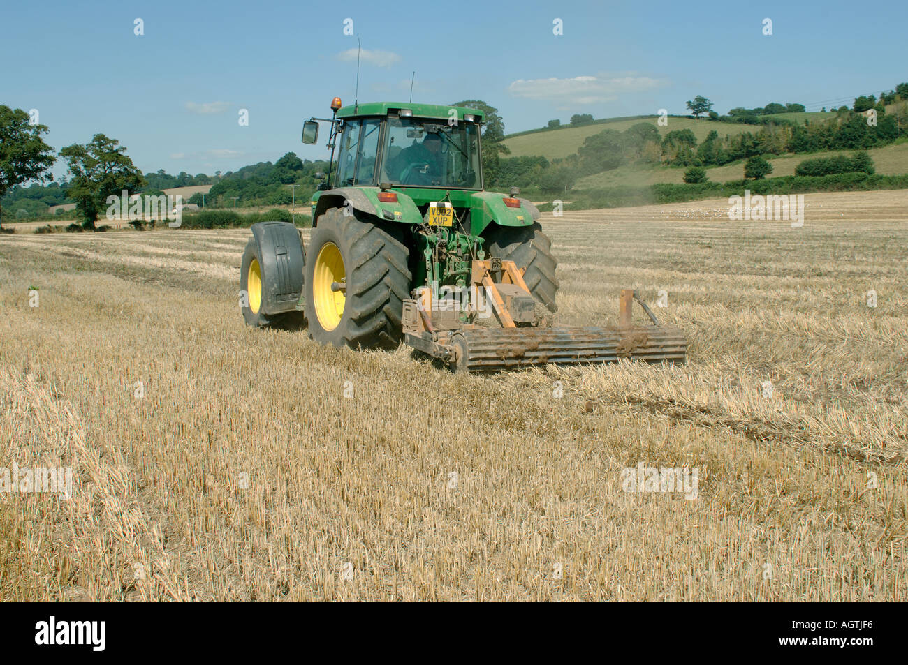 Tracteur John Deere le sous-solage après récolte de céréales récoltés ...