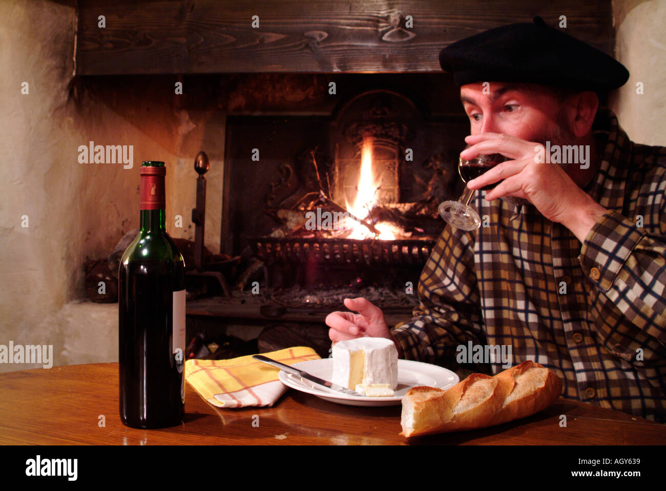 Man with beret and bottle of wine Banque de photographies et d’images à ...