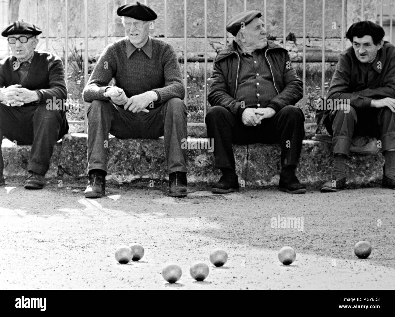 La photographie de rue de vieux hommes jouant pétanque dans le sud de ...
