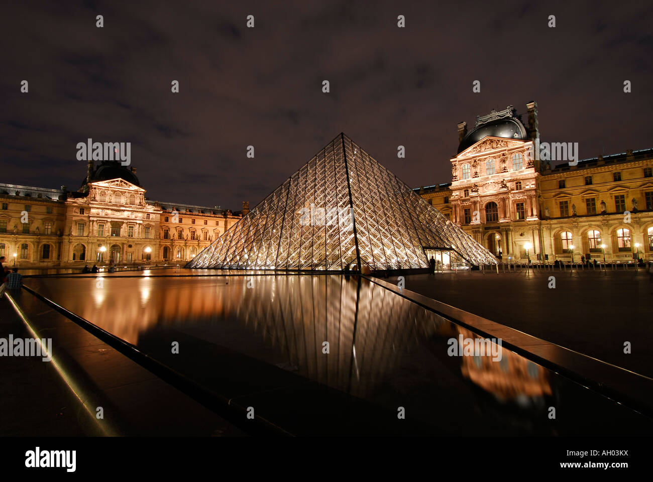 Louvre davinci code Banque de photographies et d’images à haute ...