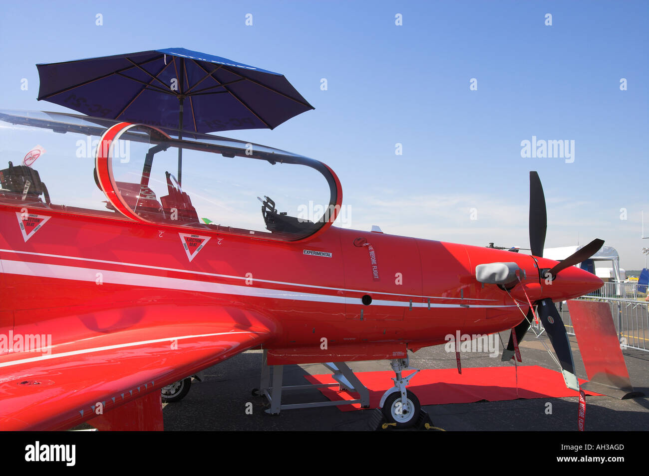 Avion d'entraînement Pilatus PC-21 avec parasol au-dessus de cockpit ...