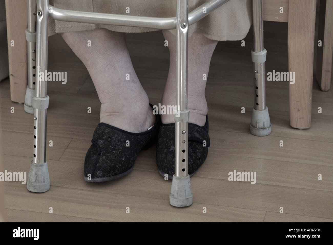 Chevilles enflées femme âgée Banque de photographies et d’images à ...