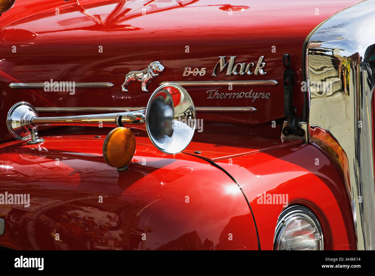 Logo de camion mack Banque de photographies et d’images à haute ...