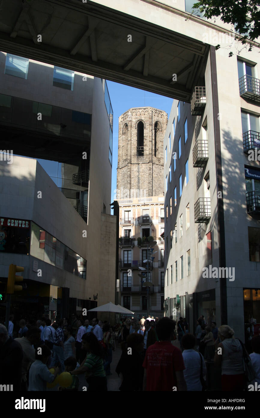 Barcelone est célèbre pour ses bâtiments. Cet immeuble sur La Rambla ...