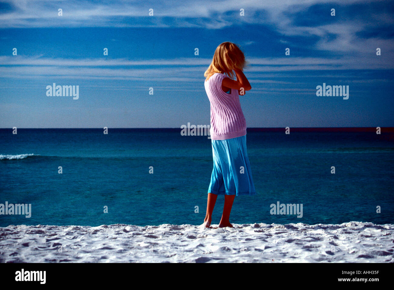 Woman embarrassed beach Banque de photographies et d’images à haute ...