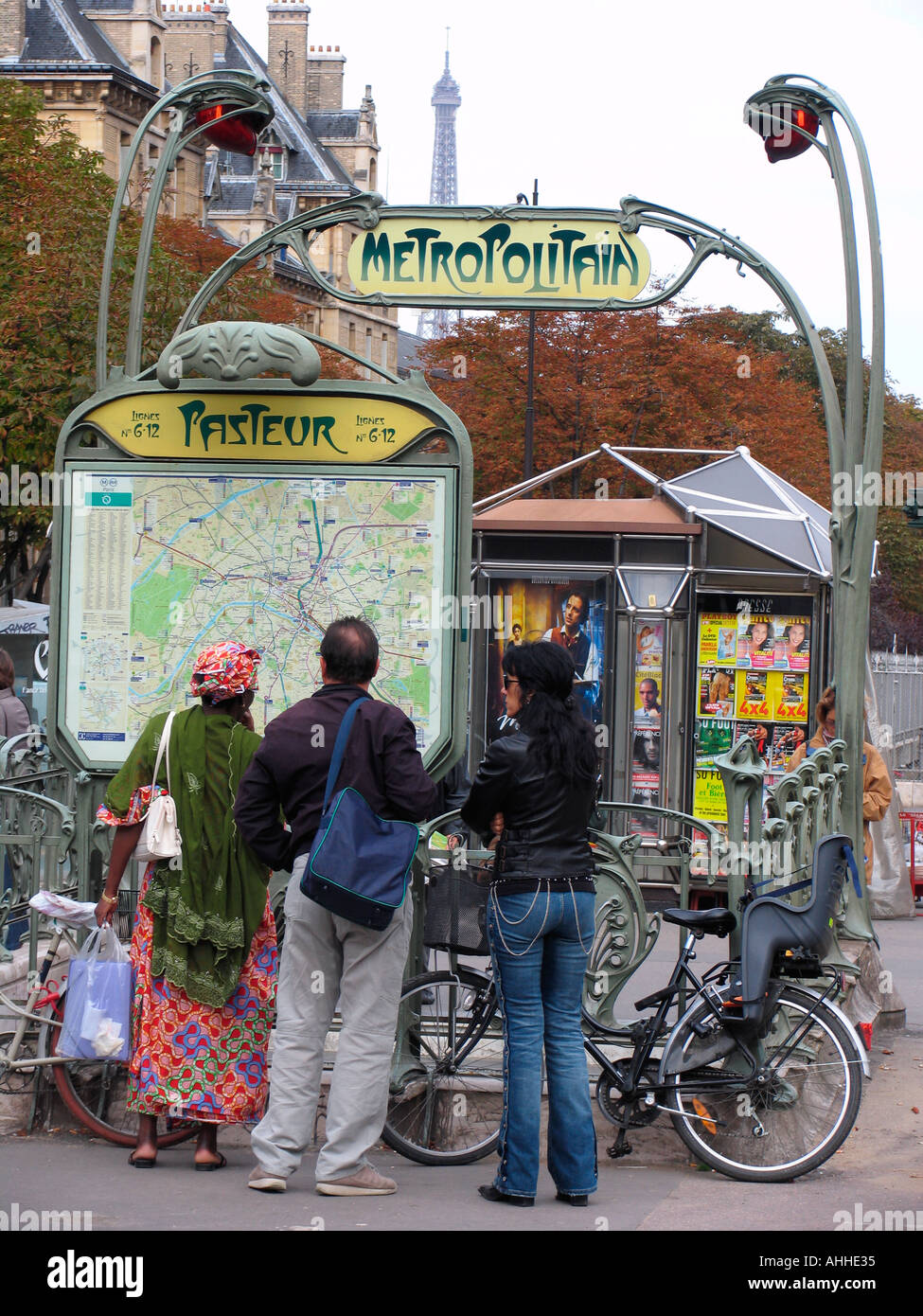 Les gens consultent Paris Plan du métro à l'extérieur entrée de métro ...