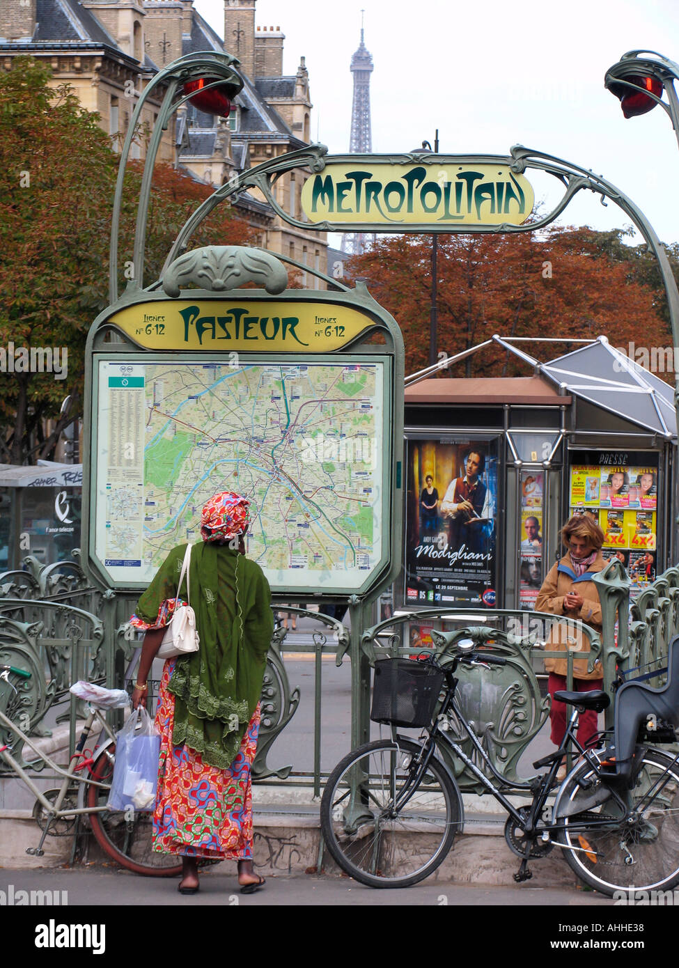Femme africaine consulte Paris Plan du métro à l'extérieur entrée de ...