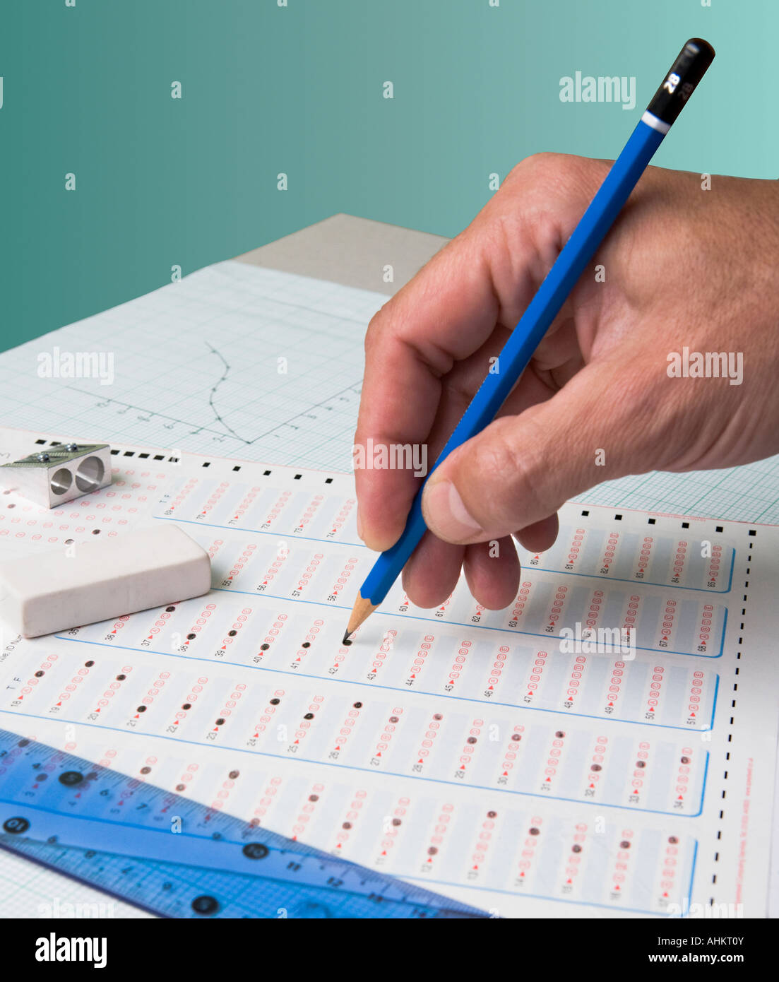 Coup de main de remplir un questionnaire à choix multiples Photo Stock ...