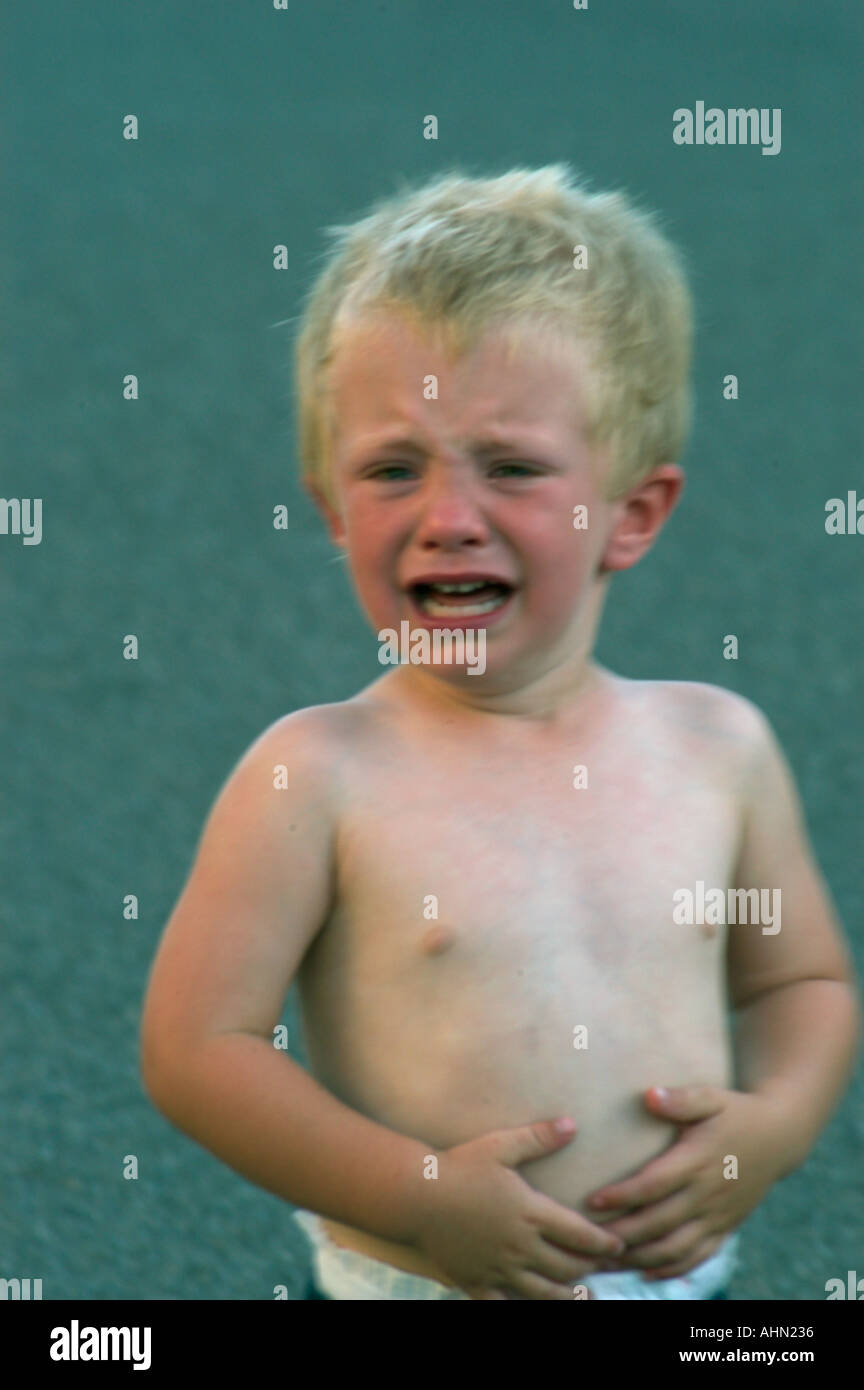 Enfant qui pleure de profil Banque de photographies et d’images à haute ...