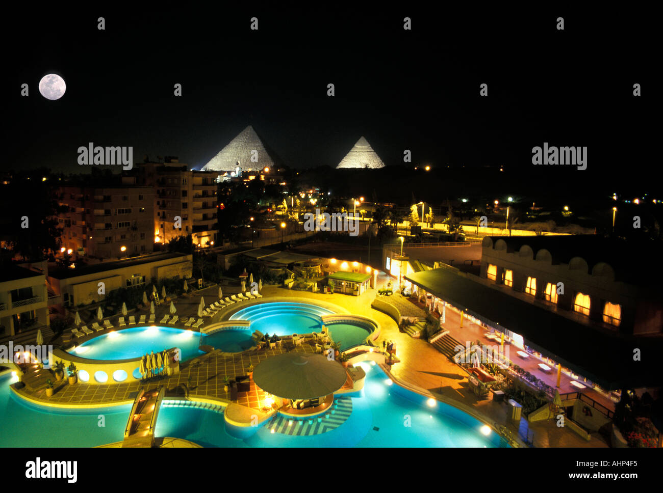 Vue sur les grandes pyramides de Gizeh fom le luxueux hôtel Le Meridien ...