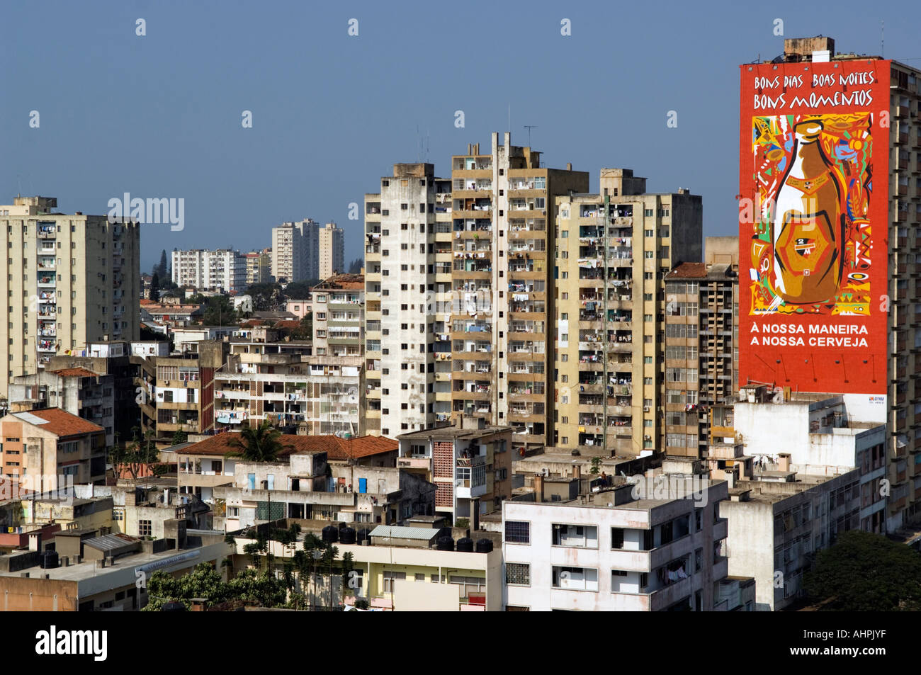 Les immeubles de grande hauteur des années 1950 et 1960 dot la ville ...
