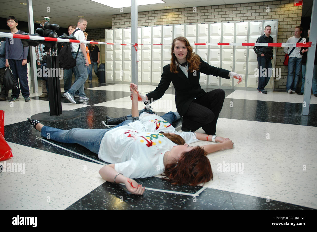 Scène de crime de reconstitution à l'école jouer Photo Stock - Alamy
