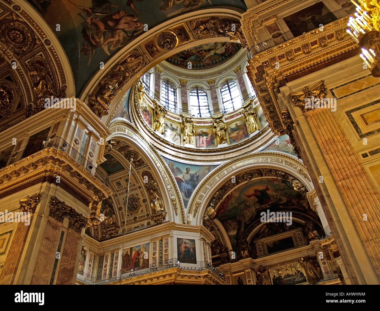 La Cathédrale Saint Isaac vue de l'intérieur de fresques et mosaïques ...