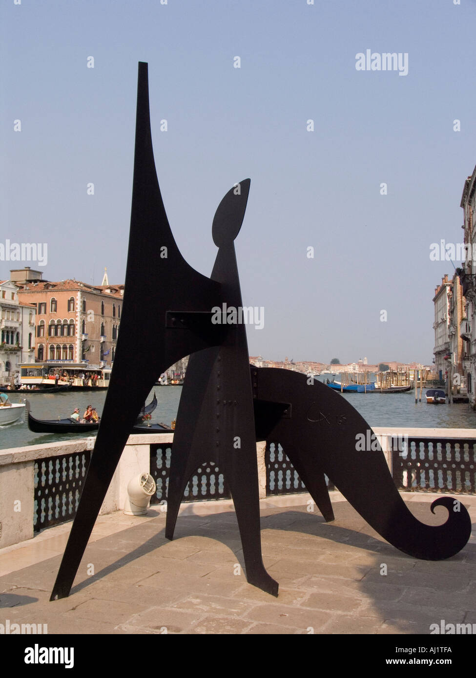 Sculpture de Claes Oldenburg au Palazzo Venier dei Leoni home de la ...