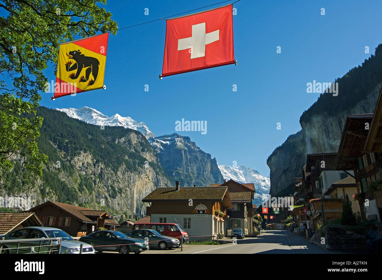 Le drapeau flotte suisses et régionales sur le village d'Interlaken ...