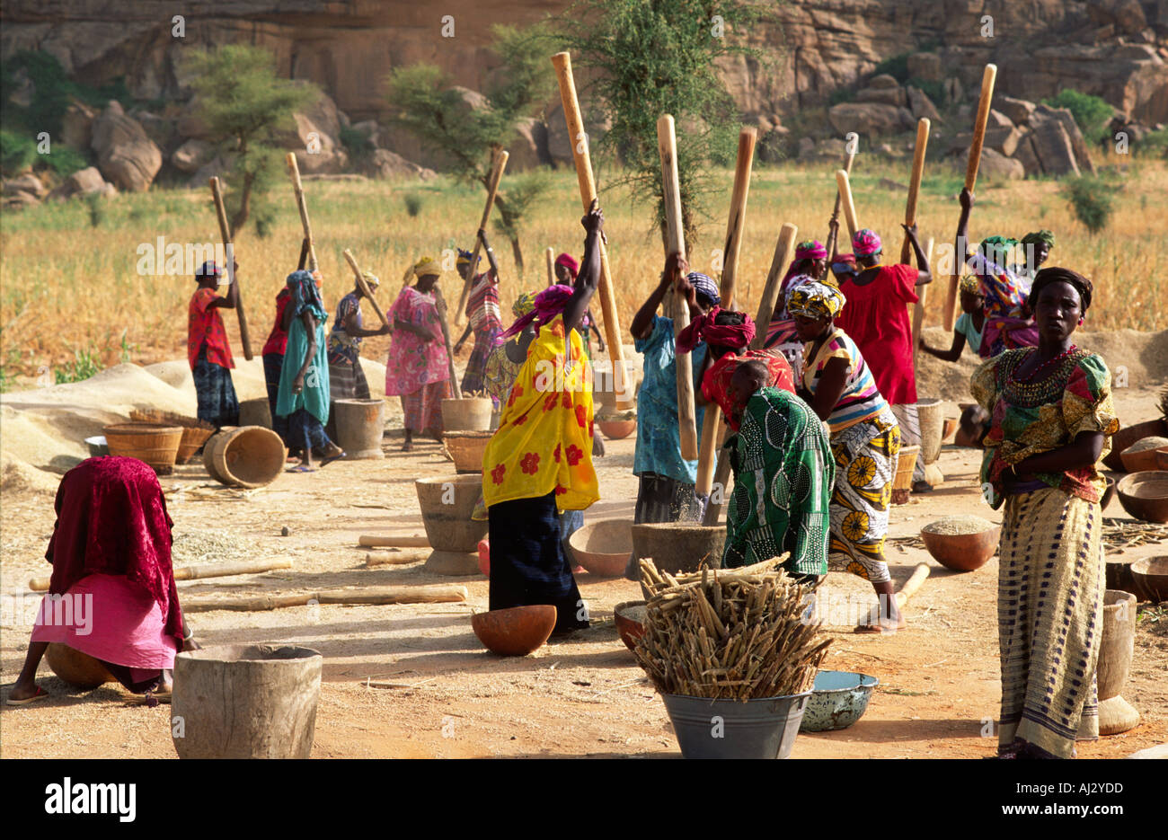 Femmes pilant le mil dans un mortier Banque de photographies et d ...