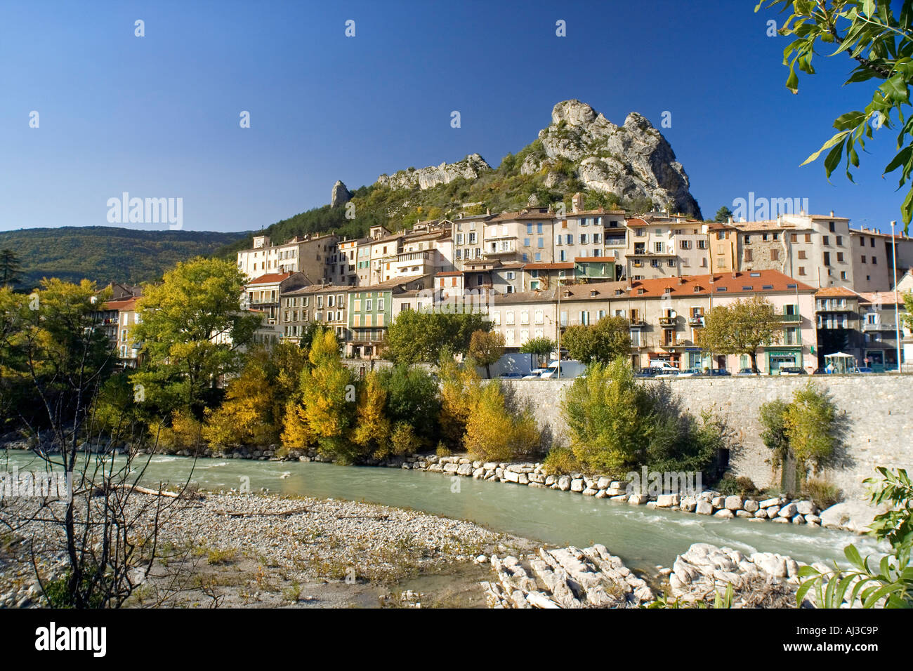 France, Hautes Alpes, Serres, village niché au pied du rocher de la ...