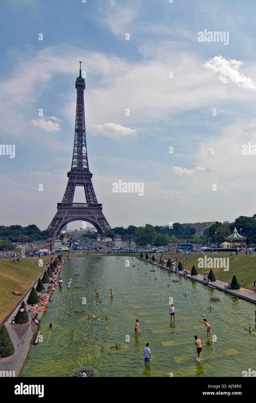 Les personnes bénéficiant de l'eau douce dans la fontaine et l'étang de ...