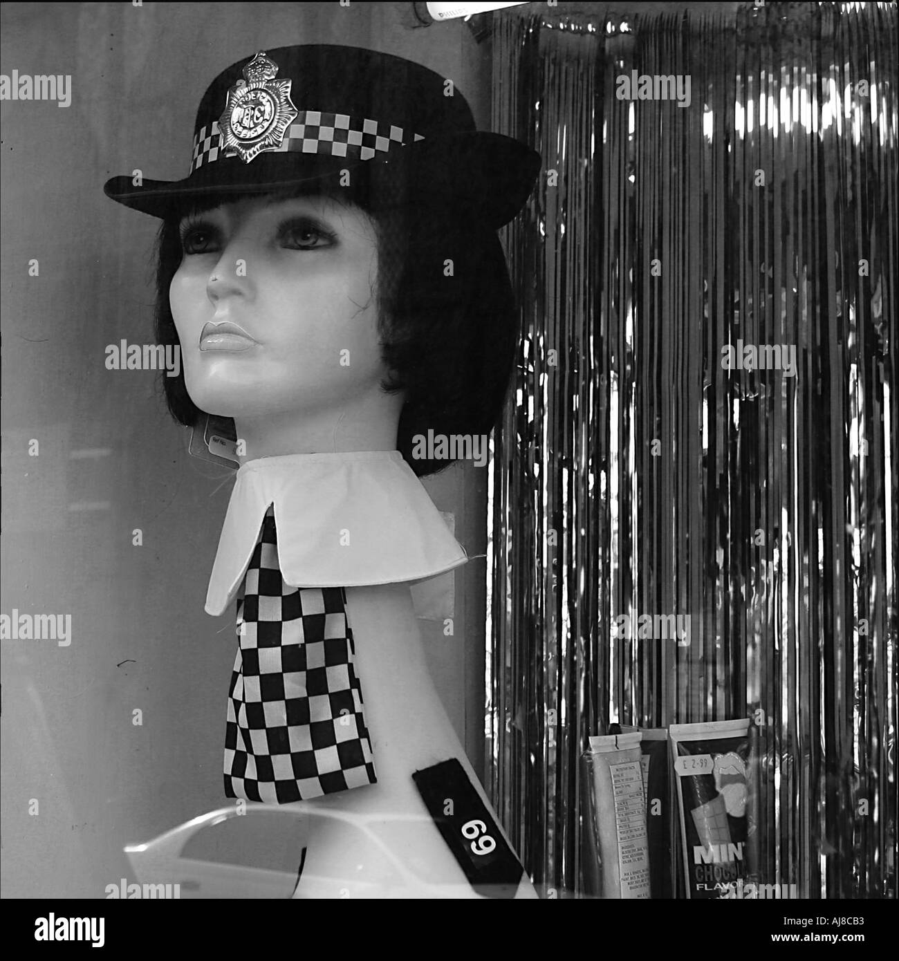 Police woman and badge Banque de photographies et d’images à haute ...