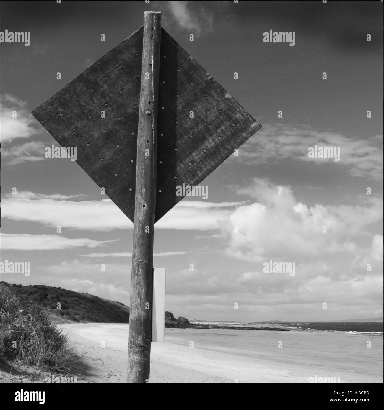 Signe sur la plage Banque d'images noir et blanc - Alamy