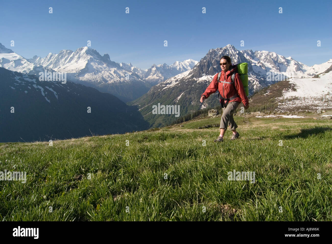 Une femme de la randonnée dans les Alpes françaises Photo Stock - Alamy